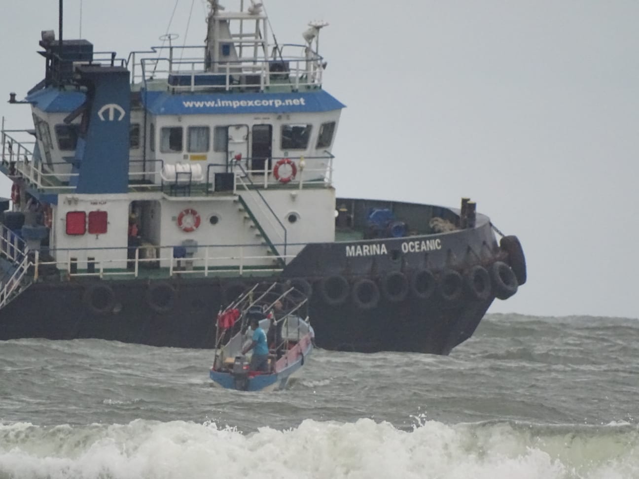 Rescatan a la barcaza que encalló en playa de Coatza - La Jornada Veracruz