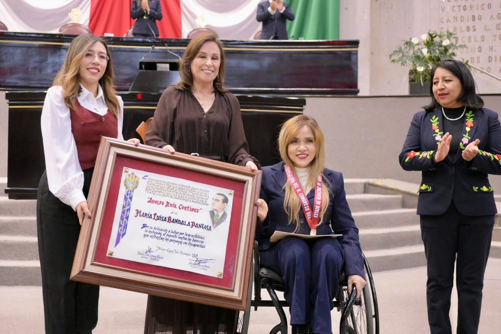 Rocío Nahle entrega la Medalla Adolfo Ruiz Cortines 2025 a María Luisa ...